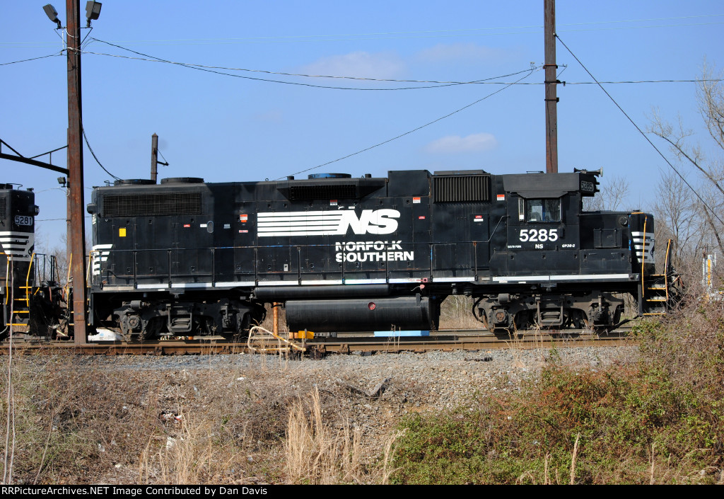 NS GP38-2 5285